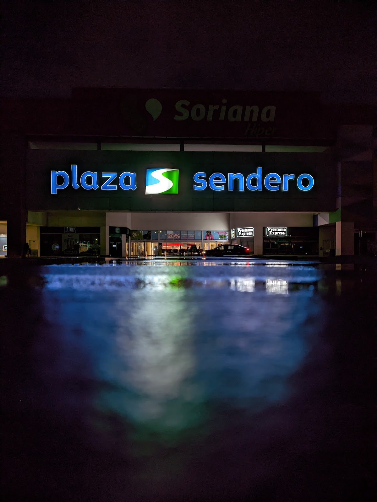 Plaza Sendero la Fe en Apodaca, Nuevo León